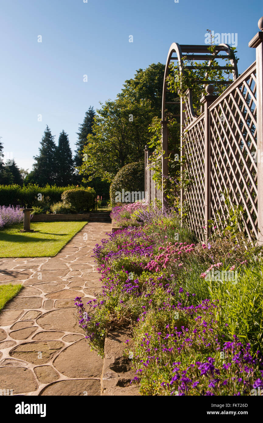 Trellis fencing hi-res stock photography and images - Alamy