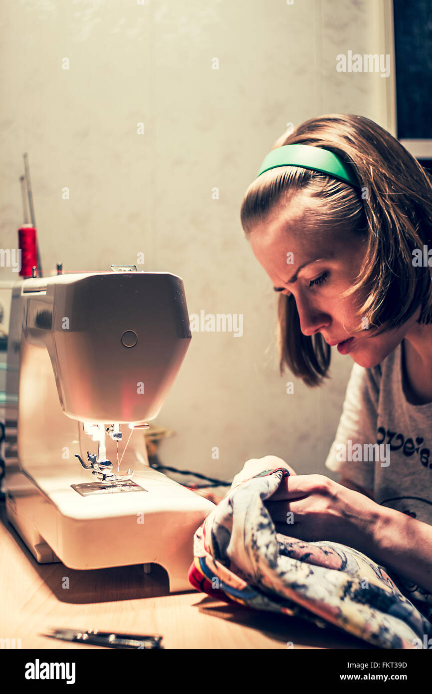 Woman with sewing machine hi-res stock photography and images - Alamy