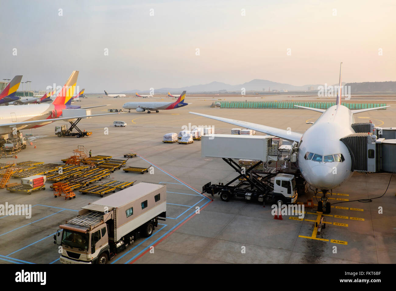 Airplane walkway hi-res stock photography and images - Alamy