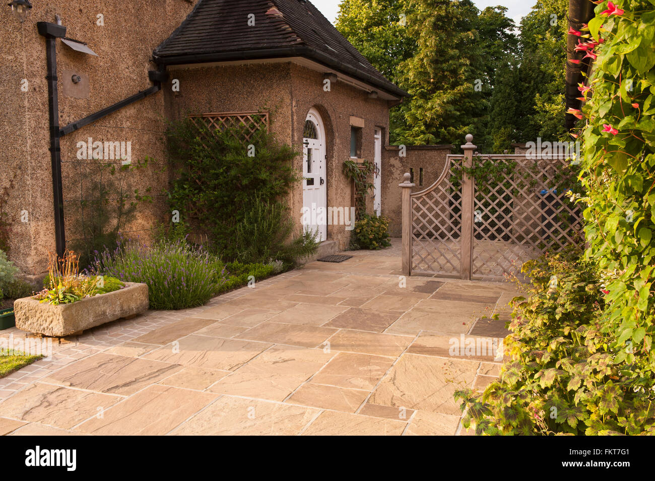 Trellis fencing hi-res stock photography and images - Alamy