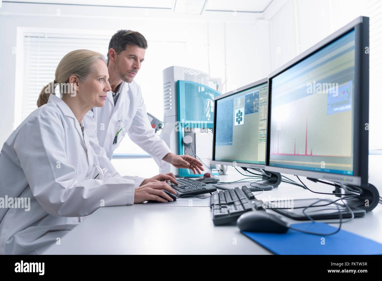Scientist using an electron microscope hi-res stock photography and ...
