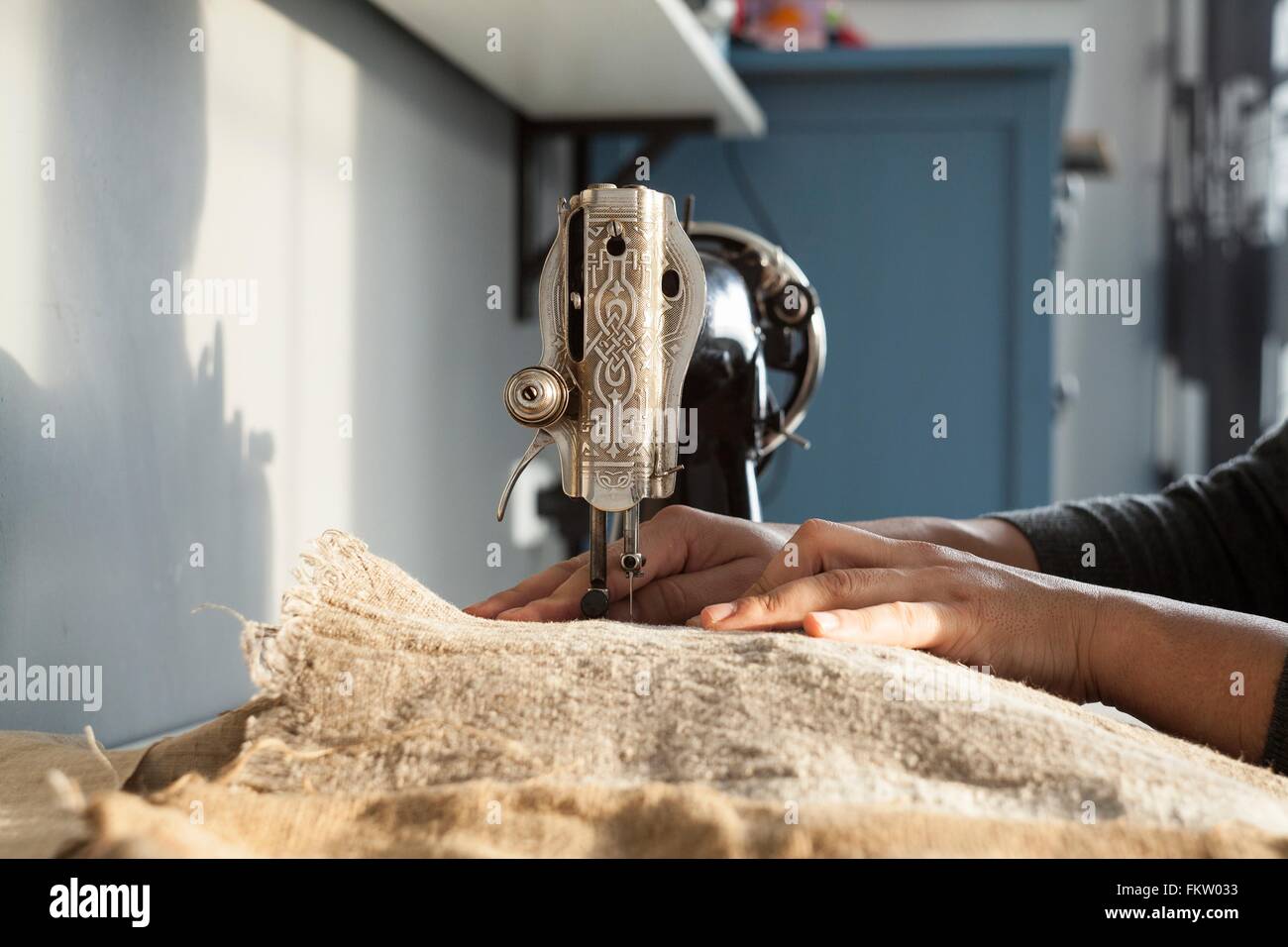 Hands sewing machine hi-res stock photography and images - Alamy