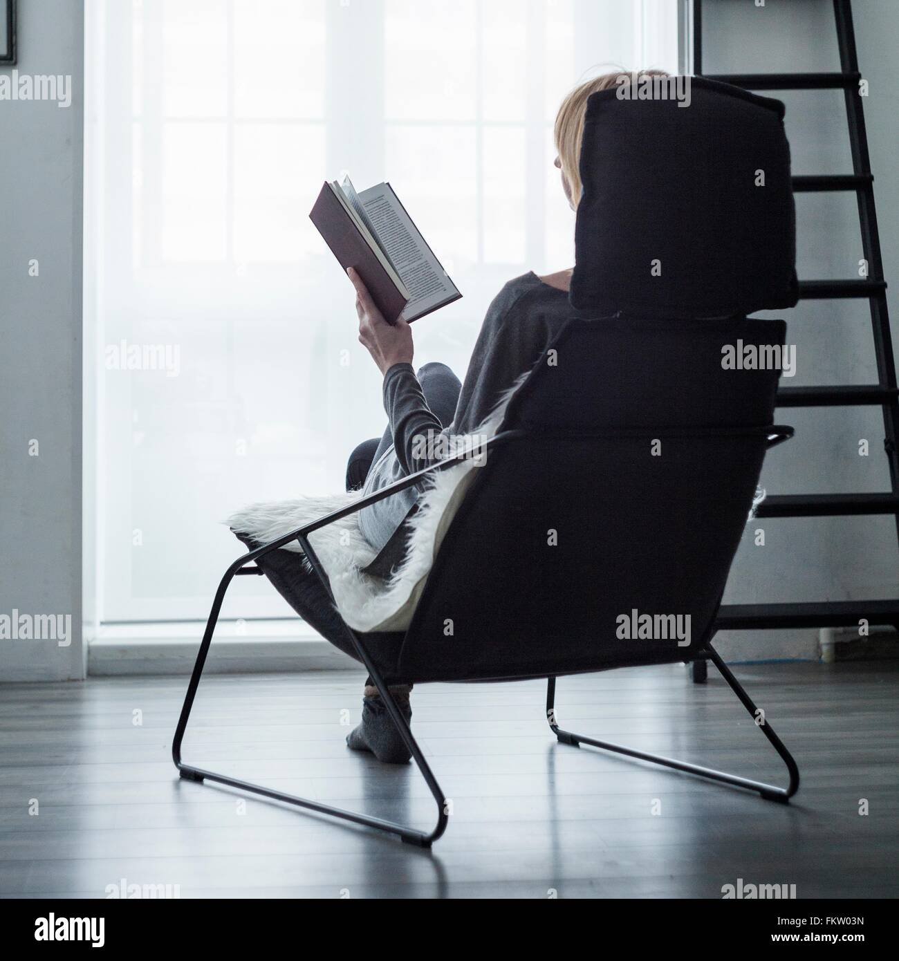 Reading by a window hi-res stock photography and images - Alamy