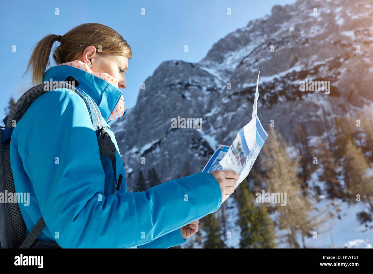 Woman looking map hi-res stock photography and images - Alamy