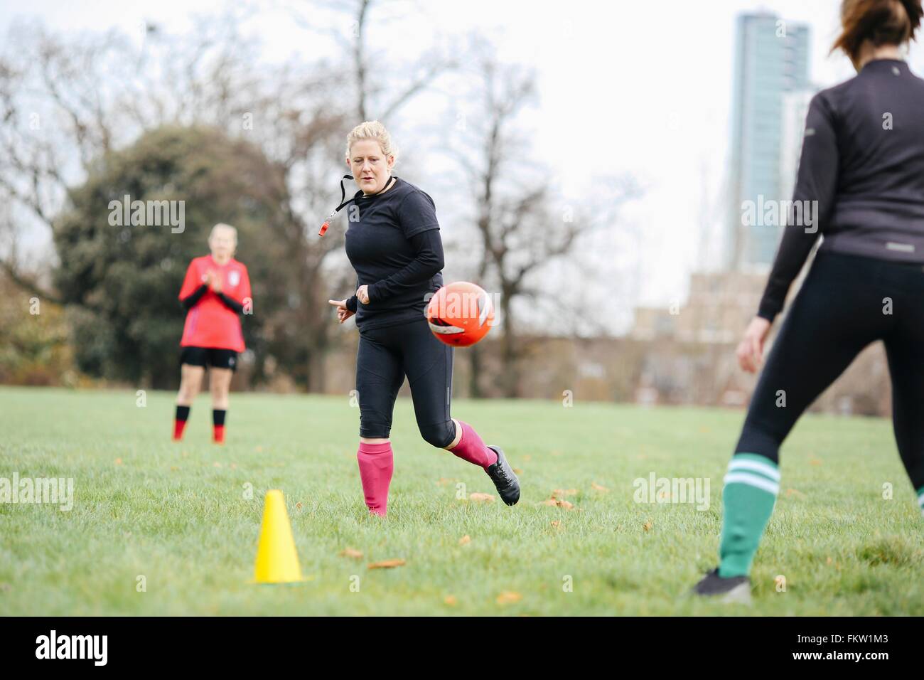 Female soccer players hi-res stock photography and images - Alamy
