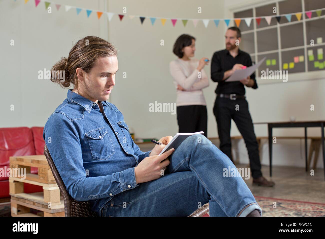 Collaborating group man hi-res stock photography and images - Alamy