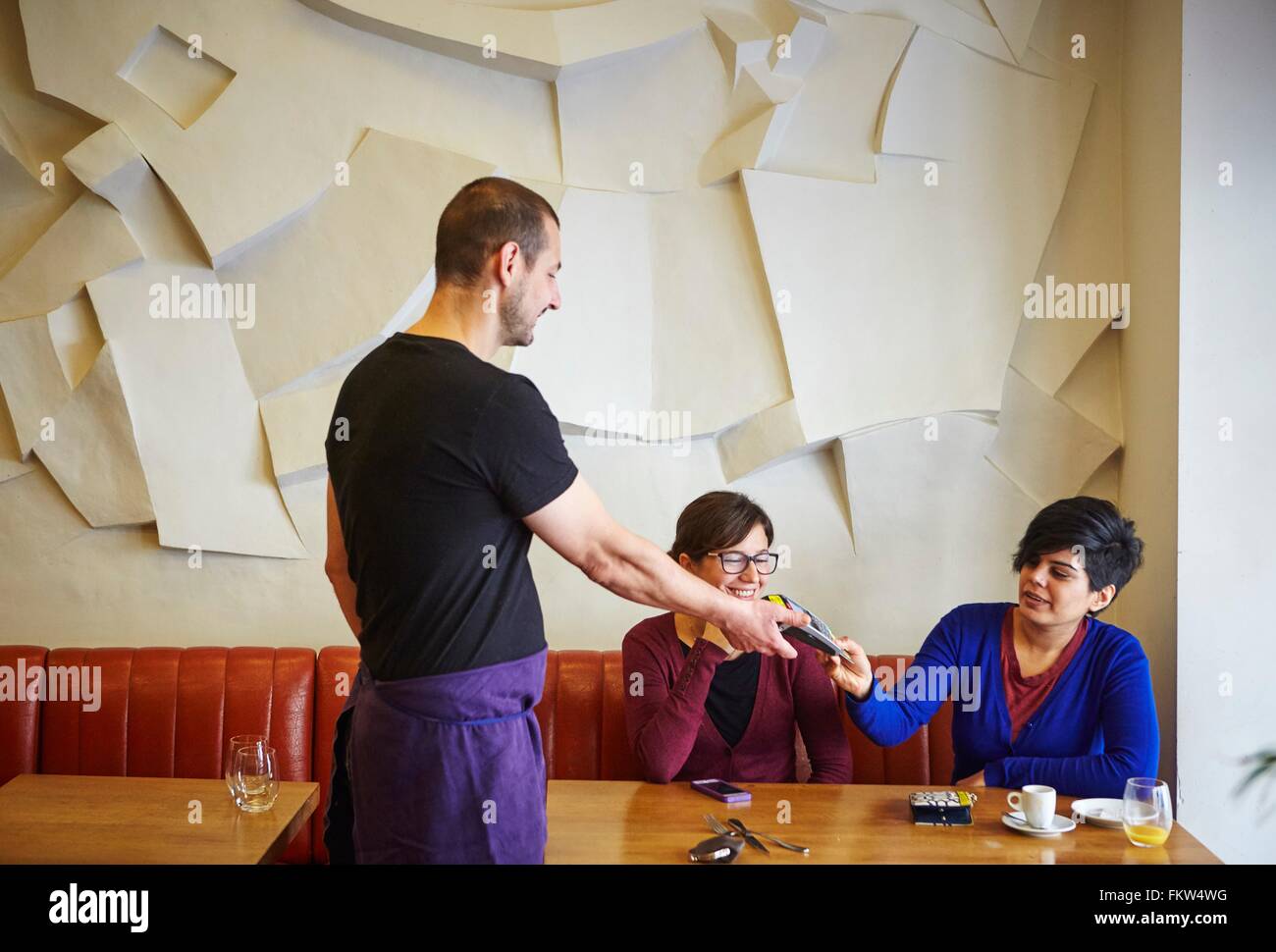 Card machine restaurant hi-res stock photography and images - Alamy