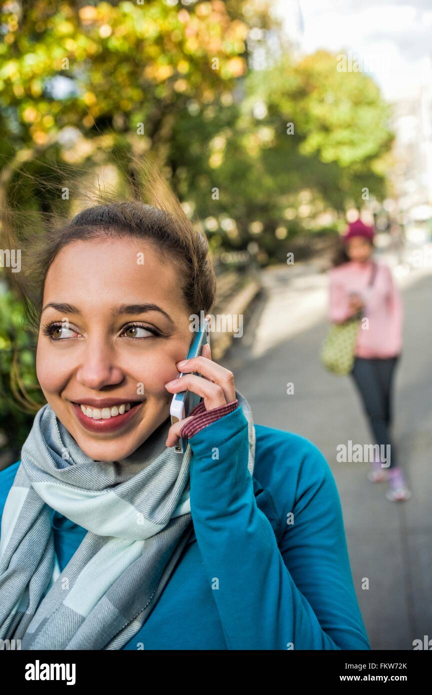 Young woman smartphone in park hi-res stock photography and images - Alamy
