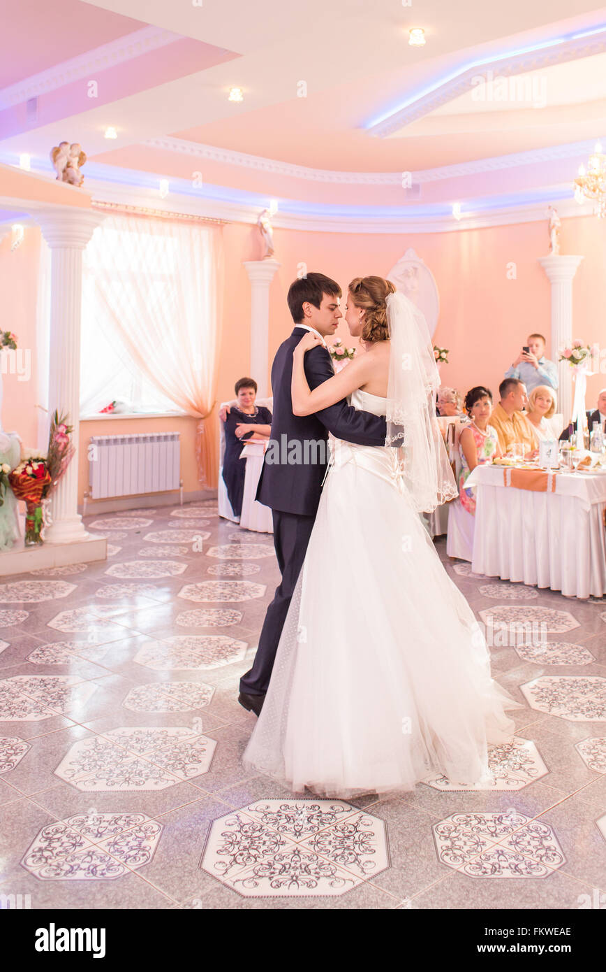 wedding dance of bride and groom Stock Photo - Alamy