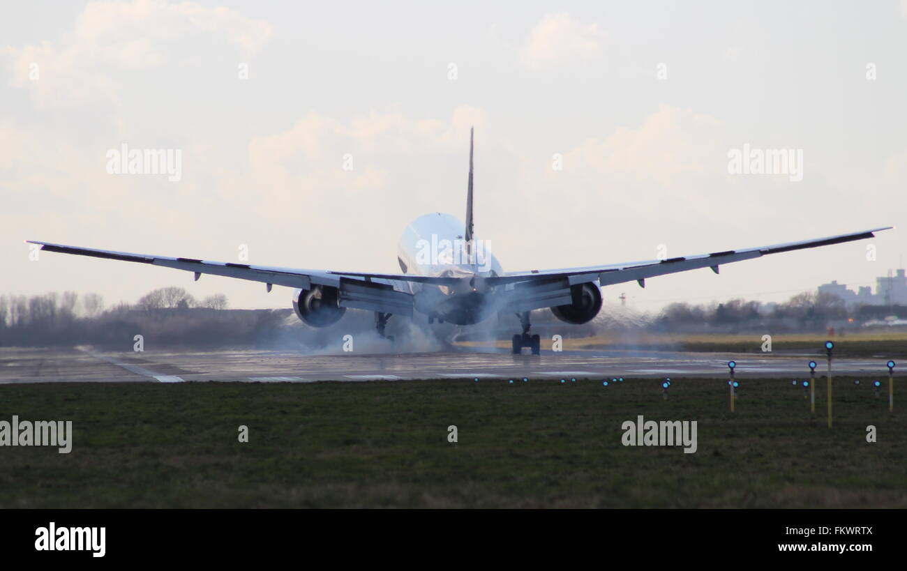 Touchdown at London Heathrow Airport Stock Photo - Alamy