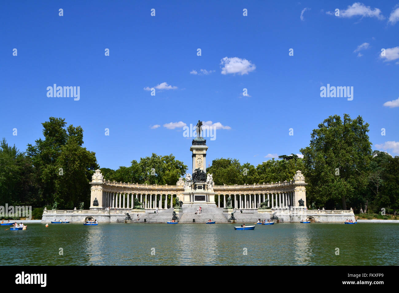 People enjoying a boat ride on the pond in El Retiro Park in Madrid ...