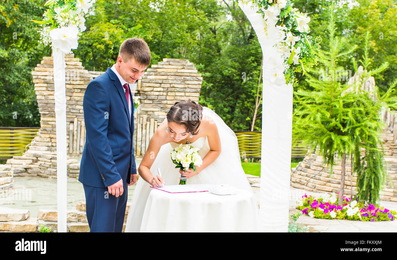 Couple Getting Married at an Outdoor Wedding Ceremony Stock Photo - Alamy
