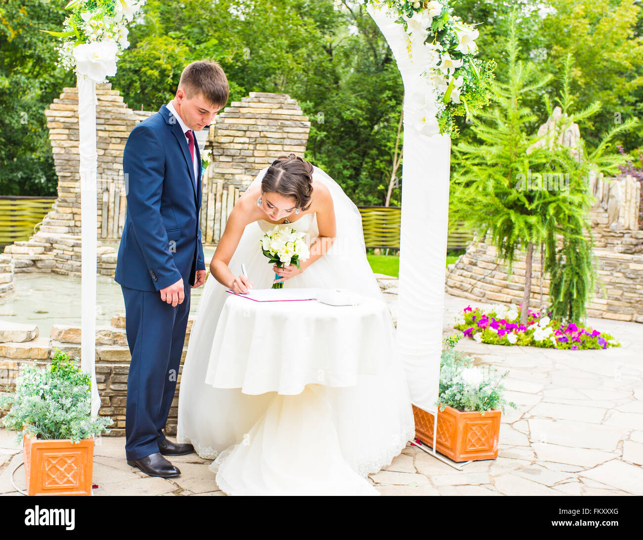 Couple Getting Married at an Outdoor Wedding Ceremony Stock Photo - Alamy