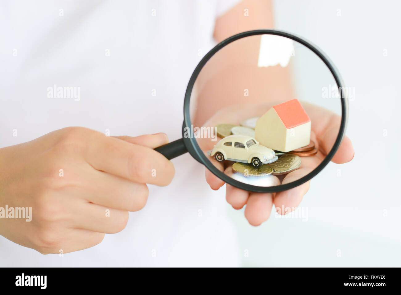 Magnifying glass woman hand hi-res stock photography and images - Alamy