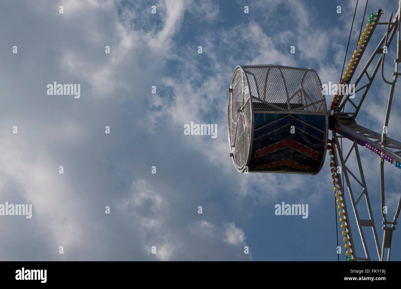 Single car of a funfair giant/ferris wheel against sky Stock Photo - Alamy