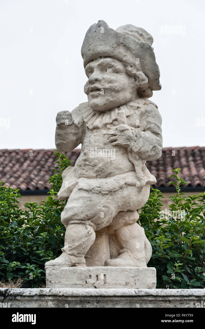 Villa Valmarana ai Nani, Vicenza, Italy. 17c statues of dwarves (dwarfs ...