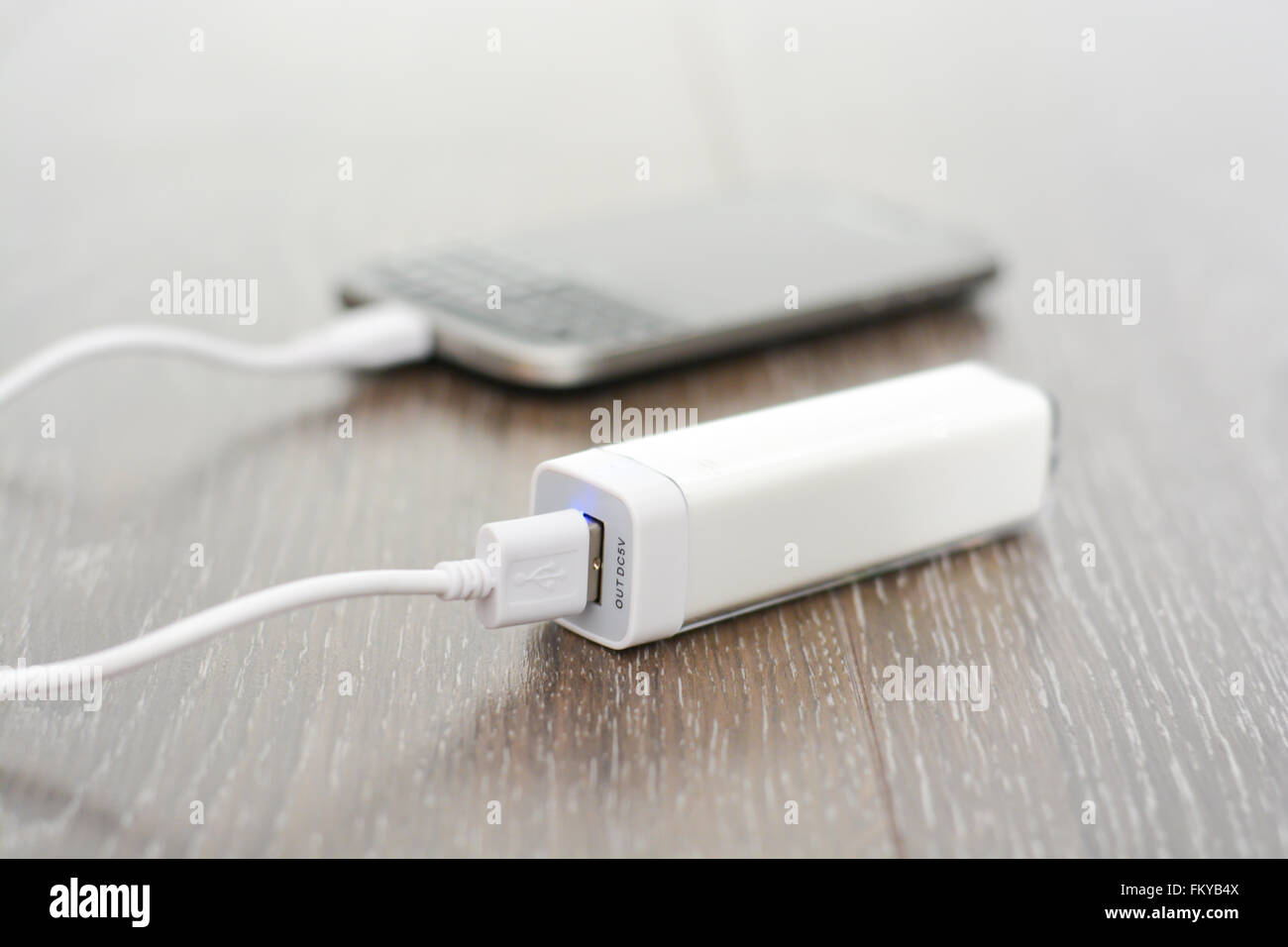 Mobile phone portable battery recharging a smartphone Stock Photo - Alamy