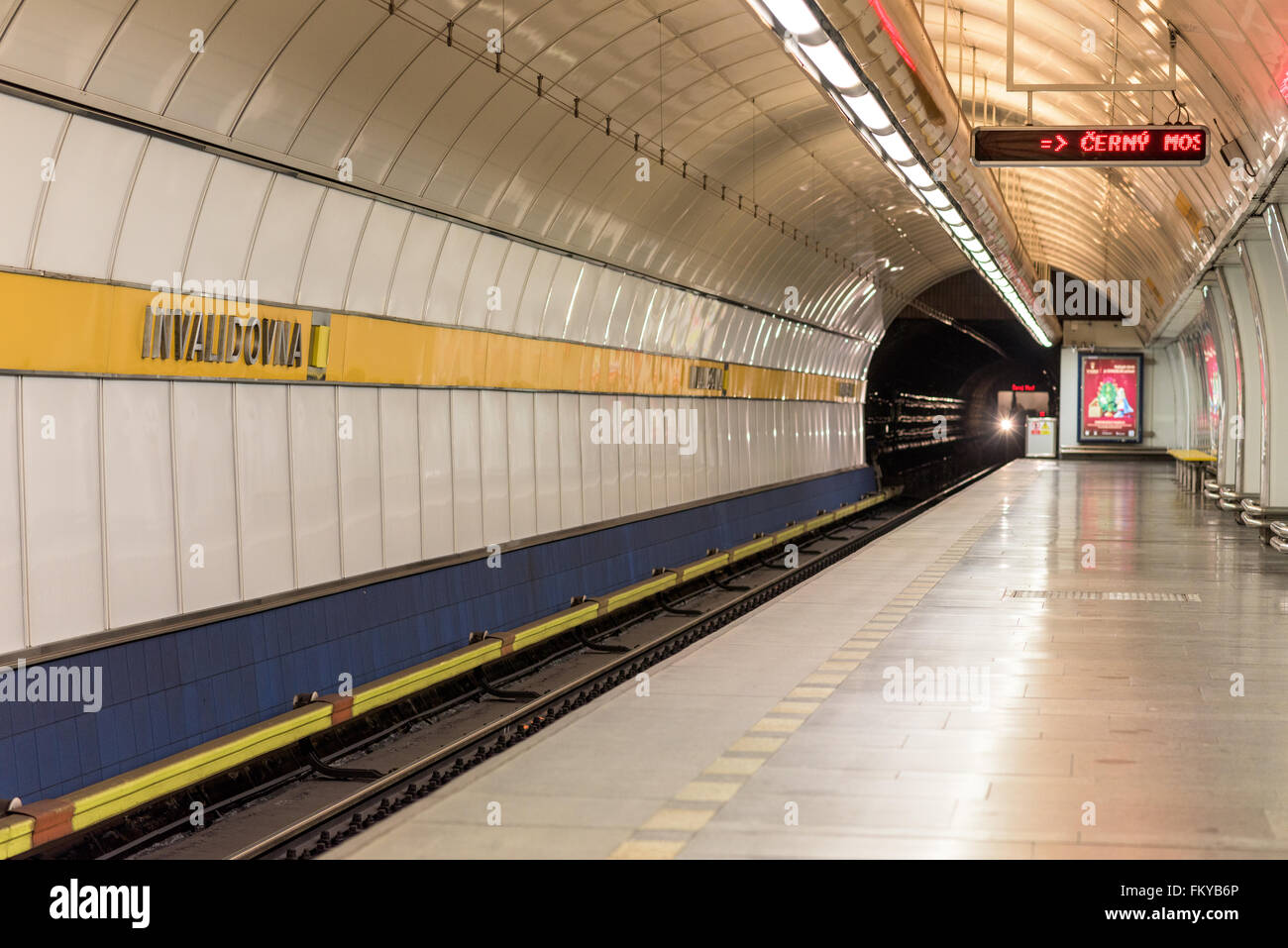 Train coming to a metro station Stock Photo - Alamy