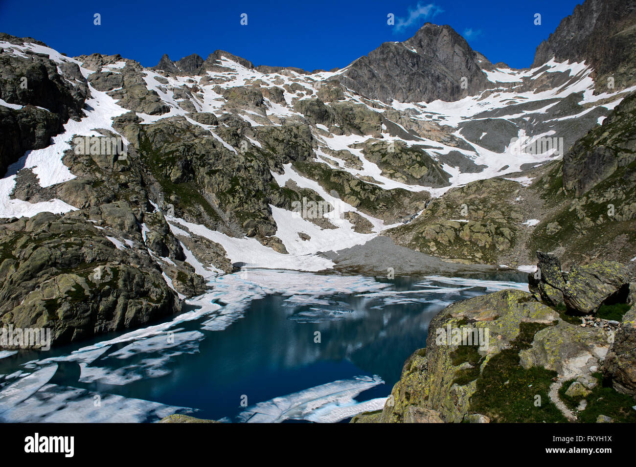 Lac Blanc mountain lake in the Aiguilles Rouges parkland, Chamonix ...
