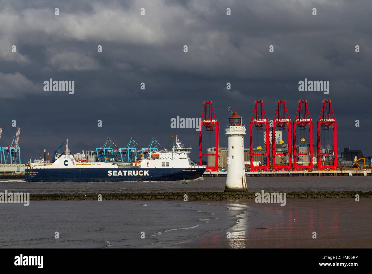 Operational cantilever rail-mounted gantry (CRMG) cranes in Liverpool ...