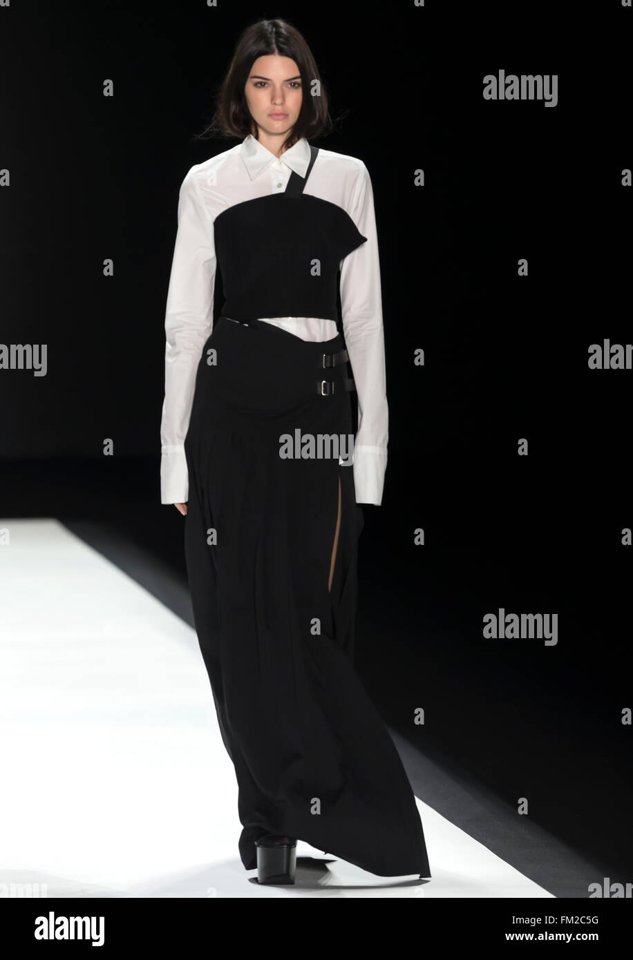 Kendall jenner runway hi-res stock photography and images - Alamy