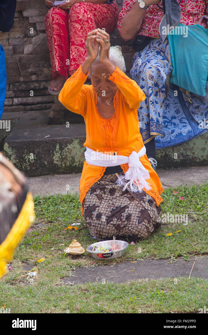 Devotees praying outside hindu temple hi-res stock photography and ...