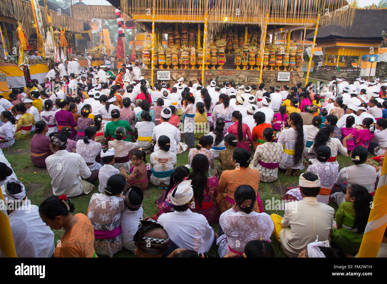 Crowd of villagers hi-res stock photography and images - Alamy