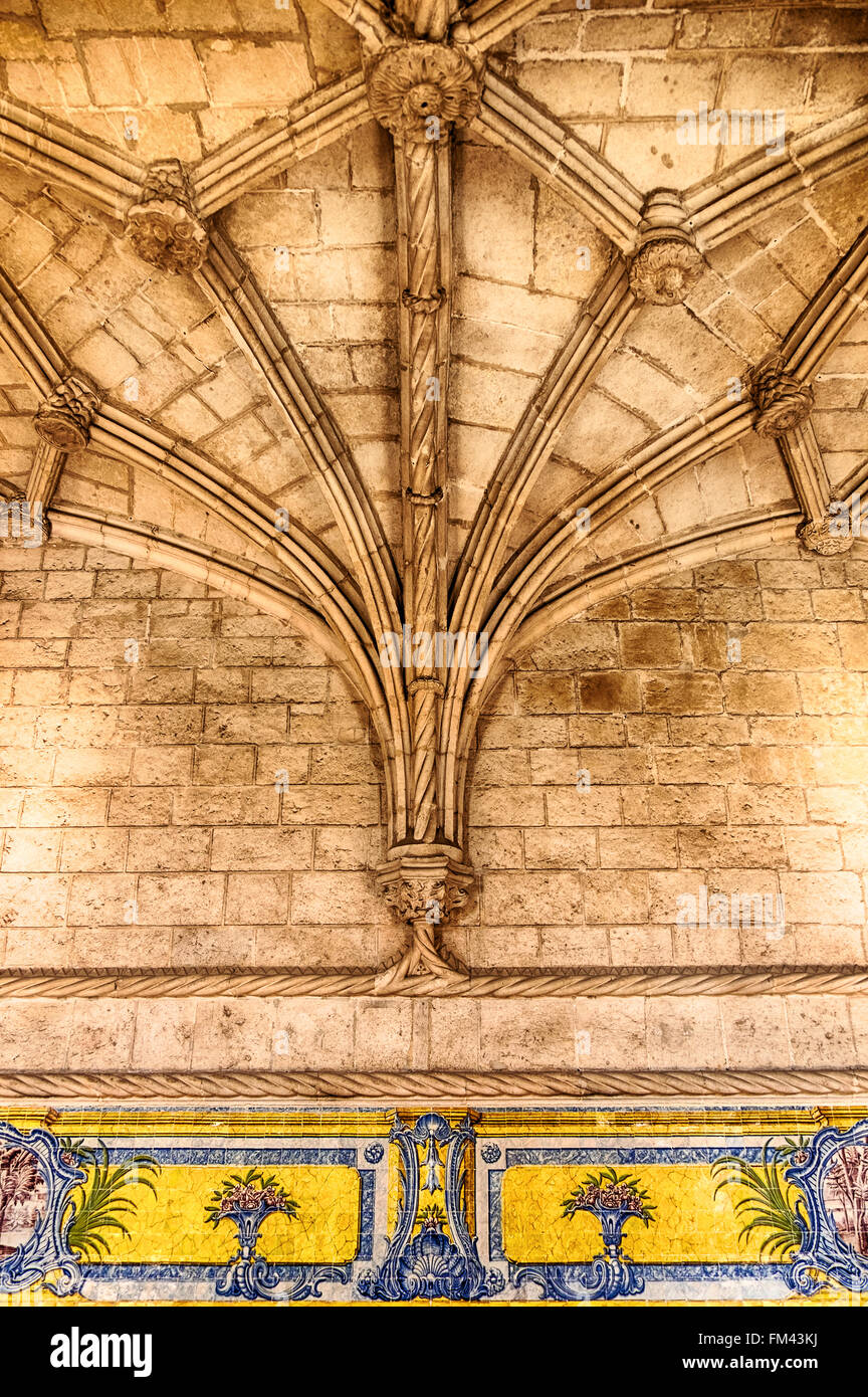 Overhead beams hi-res stock photography and images - Alamy