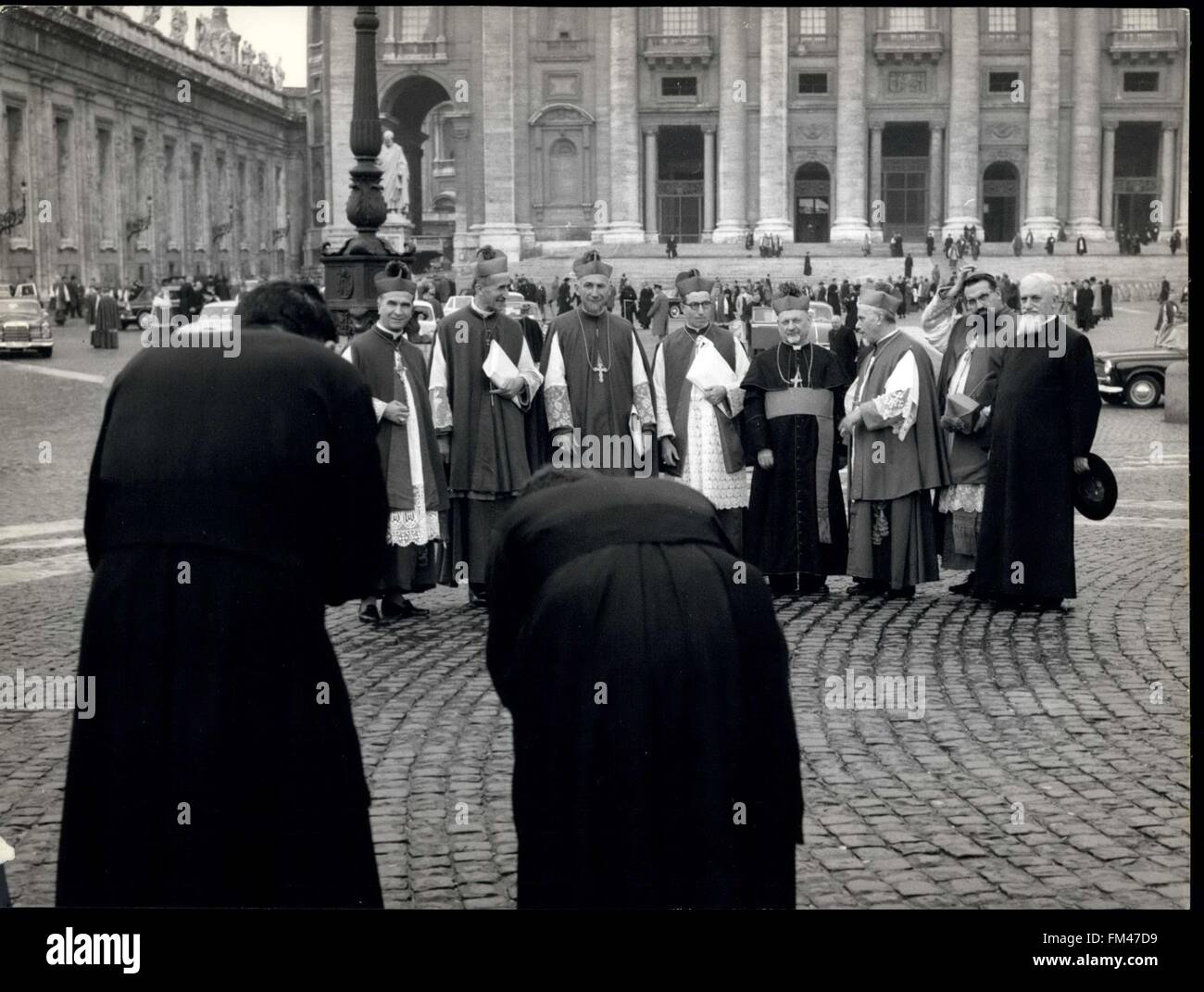 1959 - Also the Conciliar Fathers take pictures on san Peter Square ...