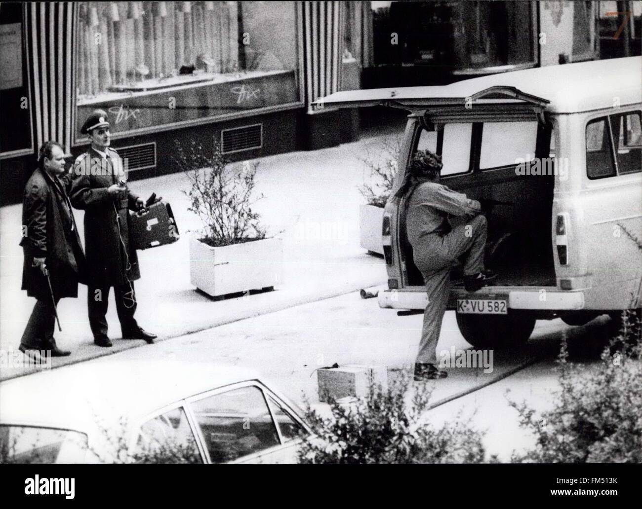 Gangsters guns hi-res stock photography and images - Alamy