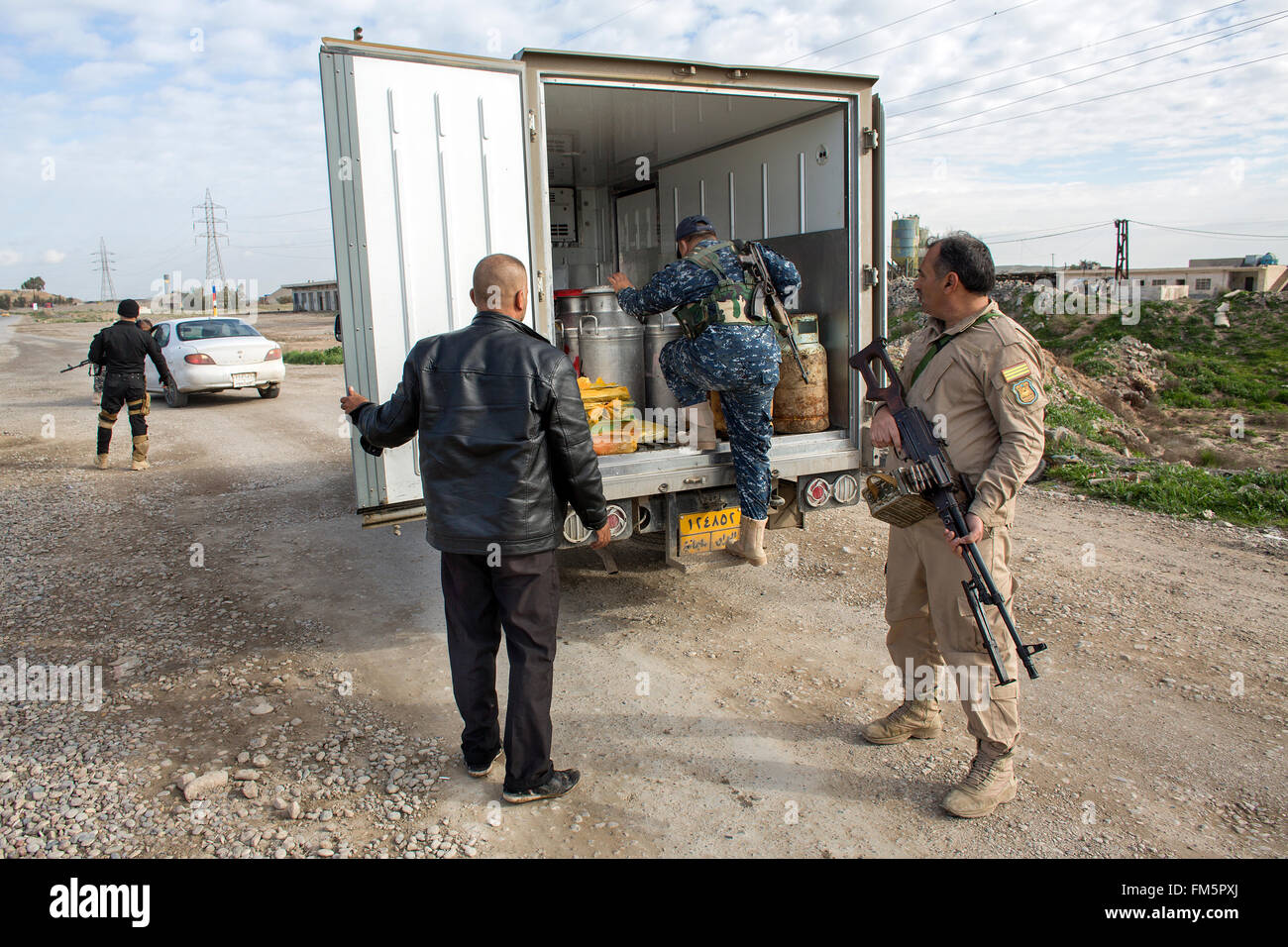 Kurdish fighter at a road checkpoint near the frontline with IS in ...