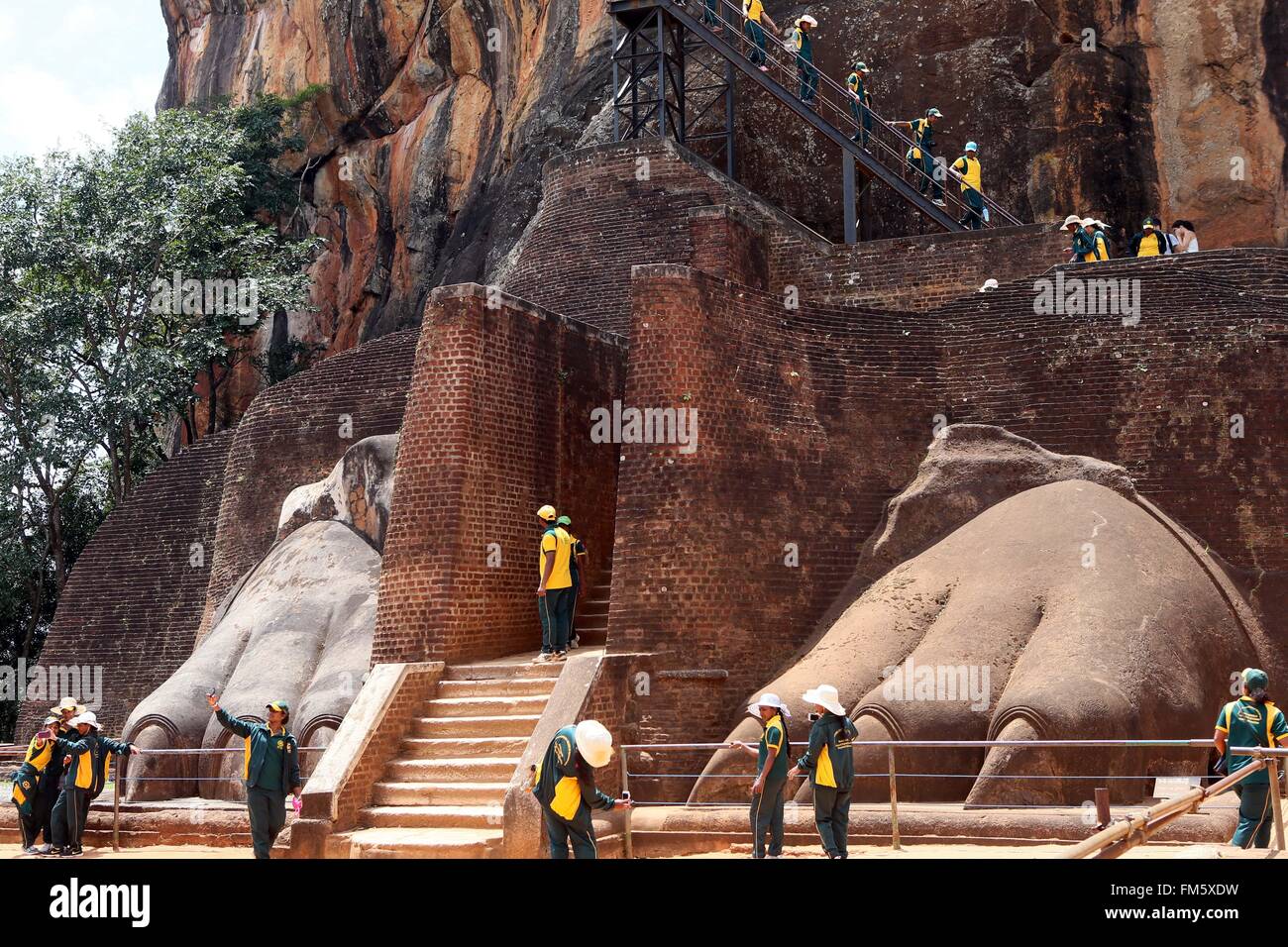 (160311) -- SIGIRIYA, March 11, 2016 (Xinhua) -- Tourists visit the ...