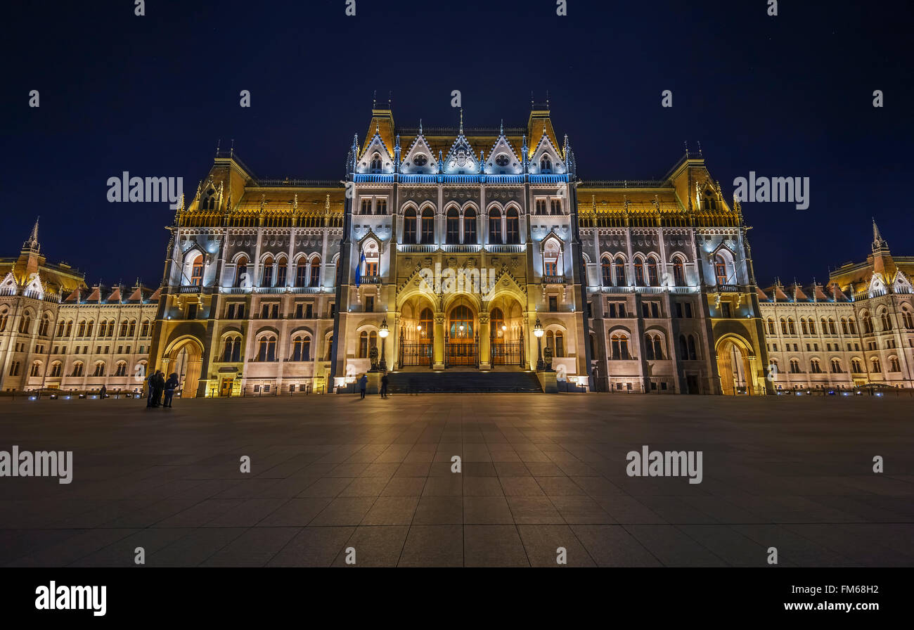 Buda gellert square hi-res stock photography and images - Alamy