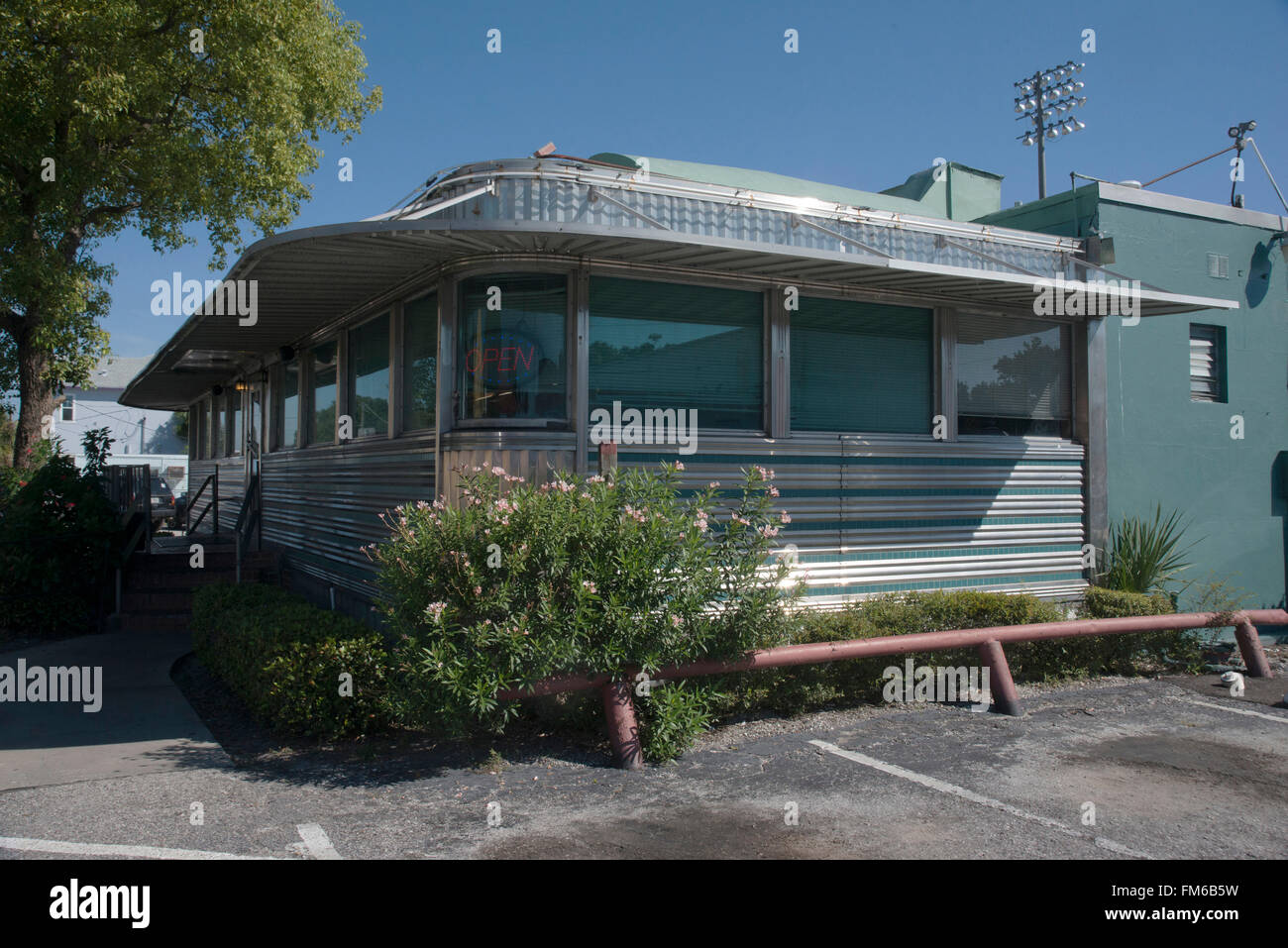 American diner exterior hi-res stock photography and images - Alamy