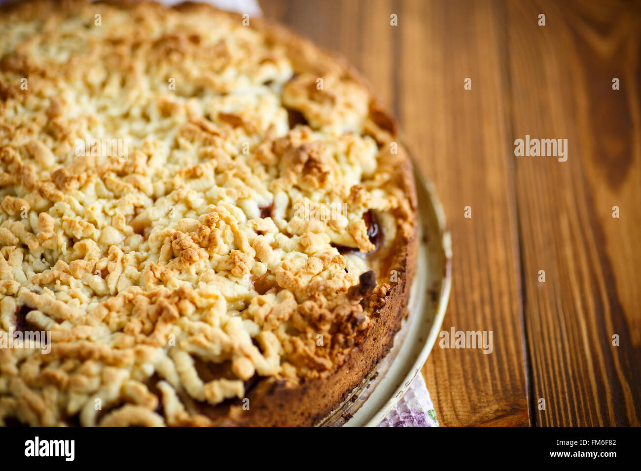 Grated pie with fruit Stock Photo - Alamy