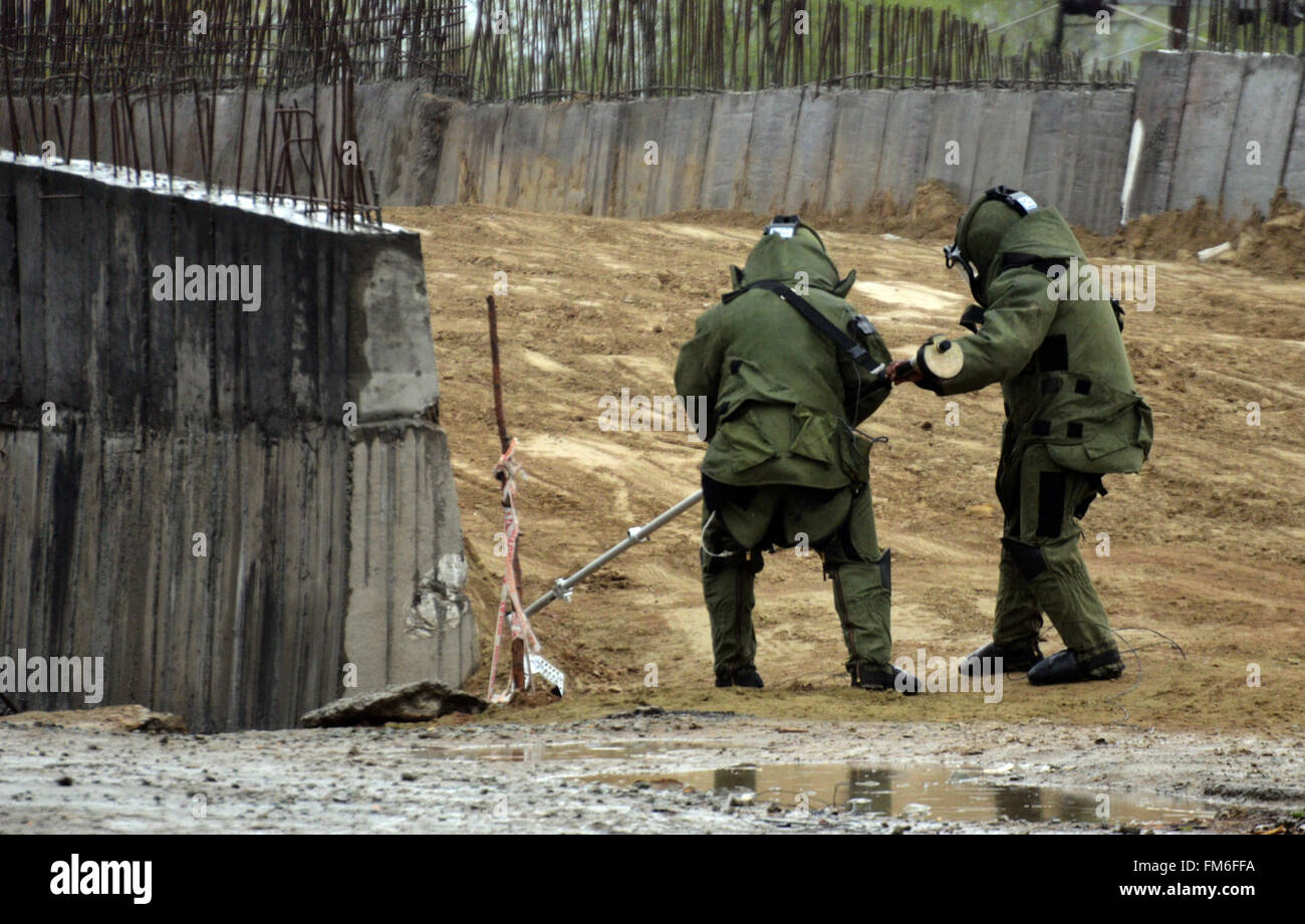 Srinagar, Kashmir. 11th March, 2016..Bomb Disposal Squad trying ...