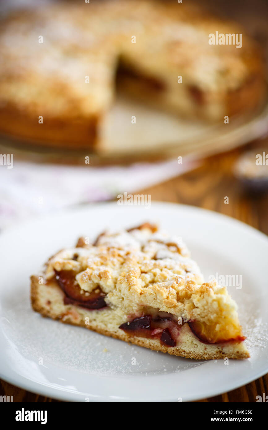 Grated pie with fruit Stock Photo - Alamy