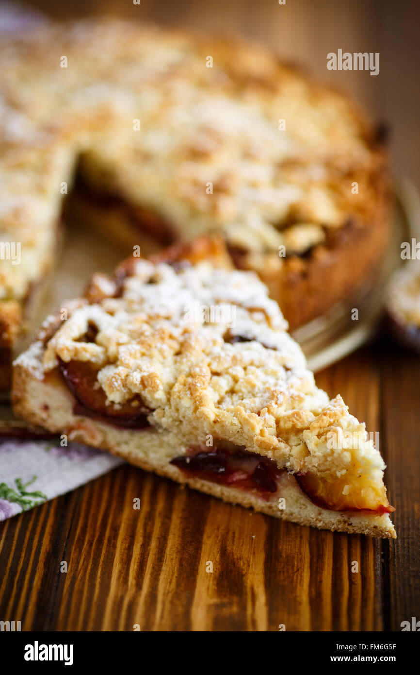Grated pie with fruit Stock Photo - Alamy