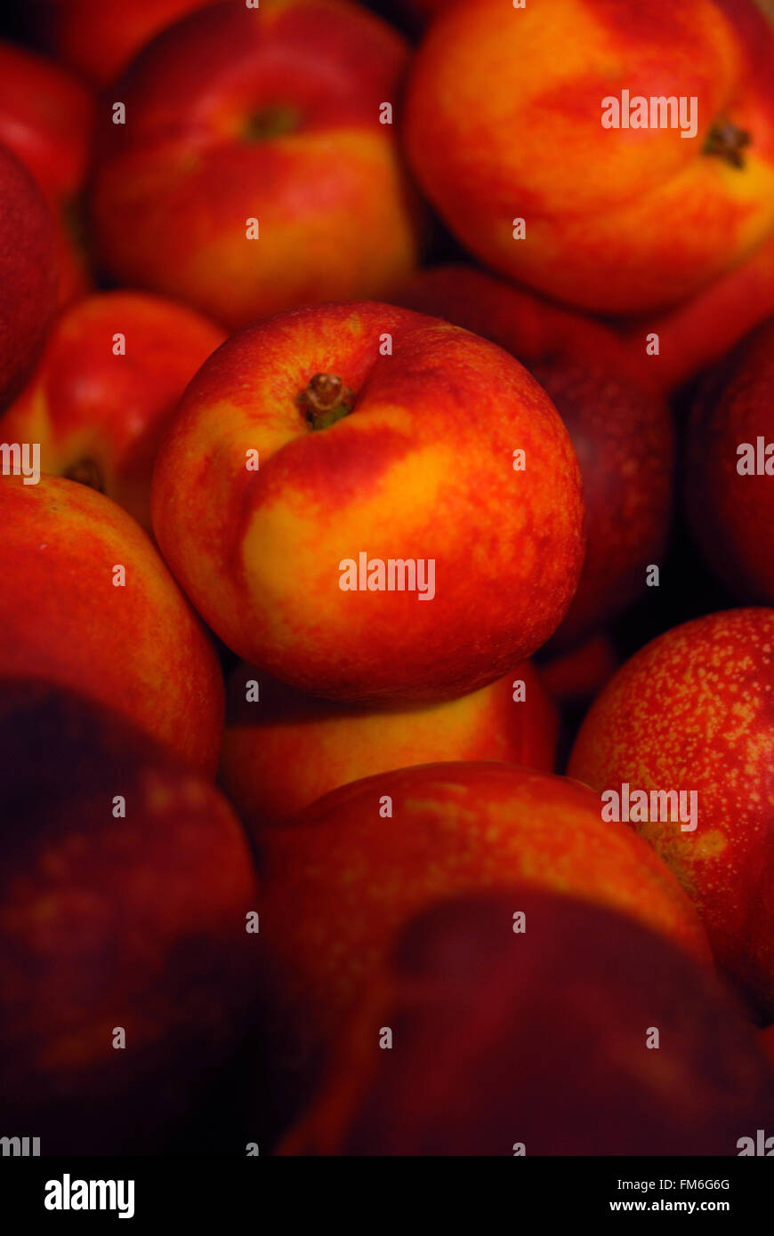 Ripe nectarines on market stall / Fresh fruit Stock Photo - Alamy