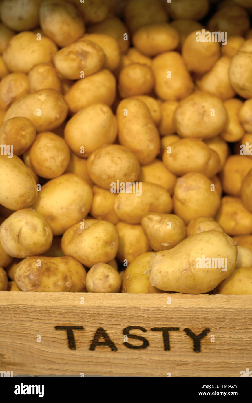 Wooden crate of fresh potatoes / Spuds Stock Photo - Alamy