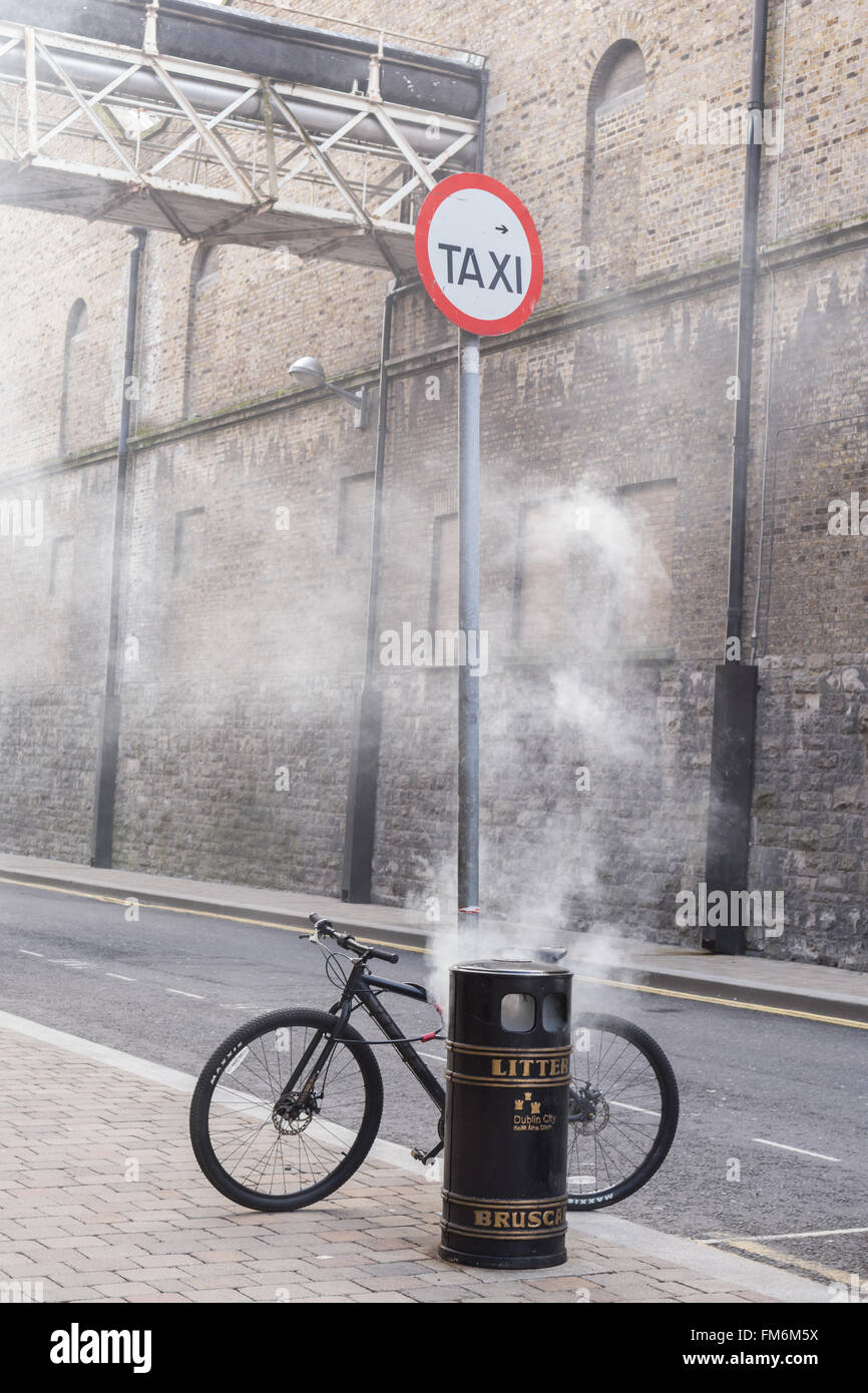 Waste bin fire hi-res stock photography and images - Alamy