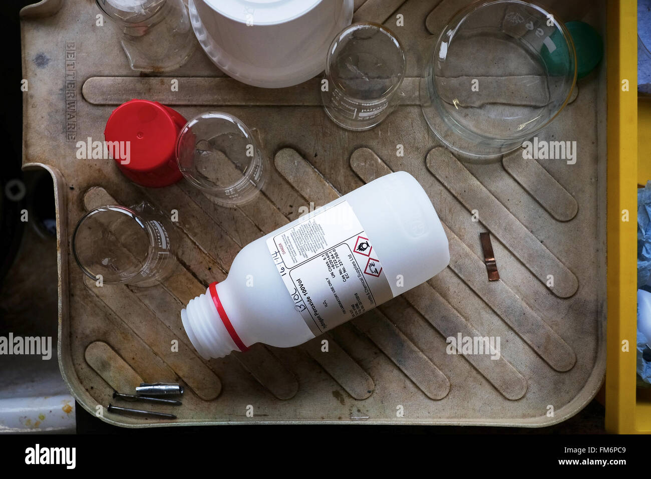 Beakers and chemical containers draining on a draining rack Stock Photo ...