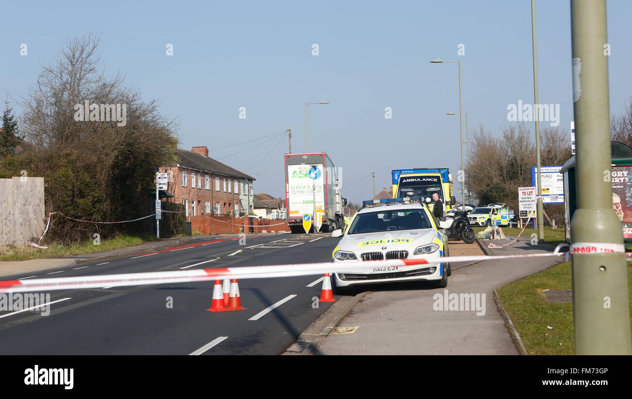 Hampshire traffic police officers hi-res stock photography and images ...