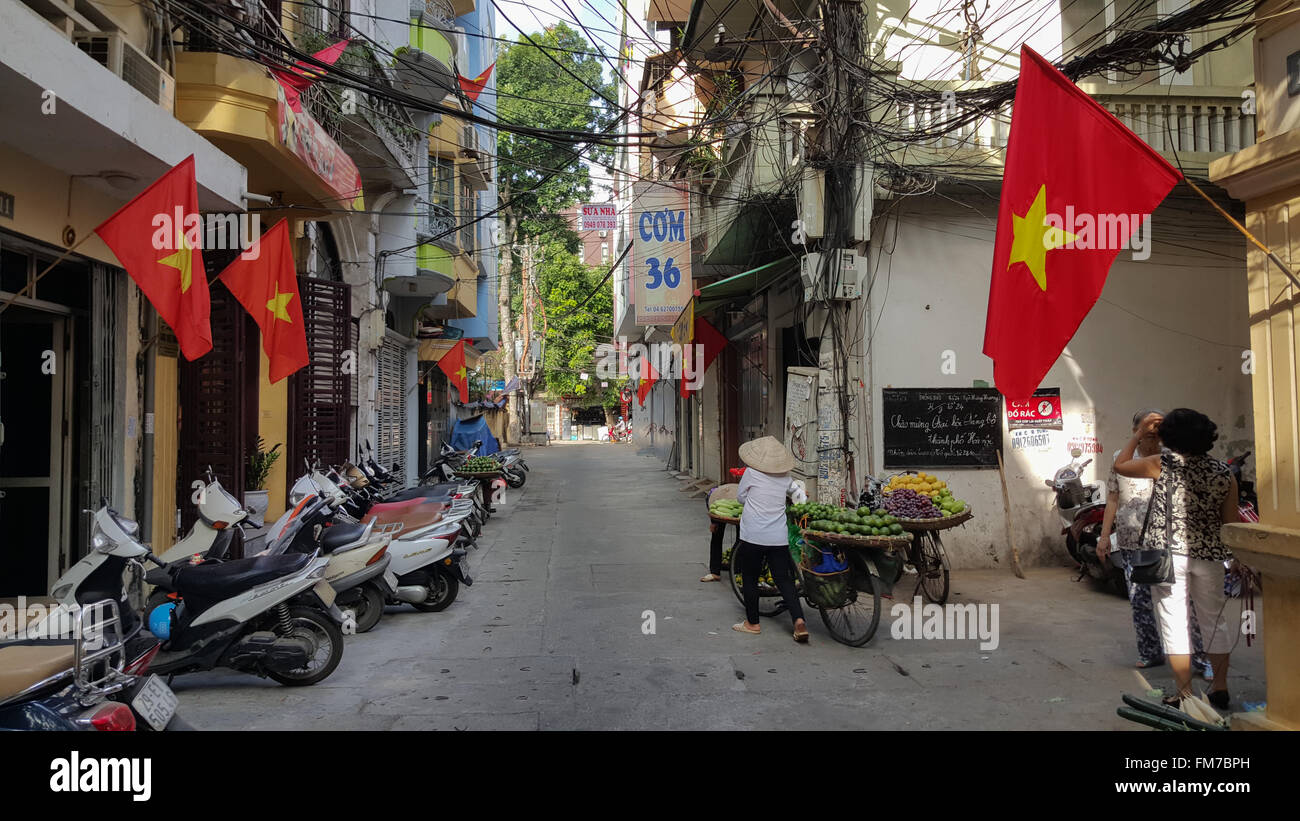 A traditional street scene in Hanoi, Vietnam Stock Photo - Alamy