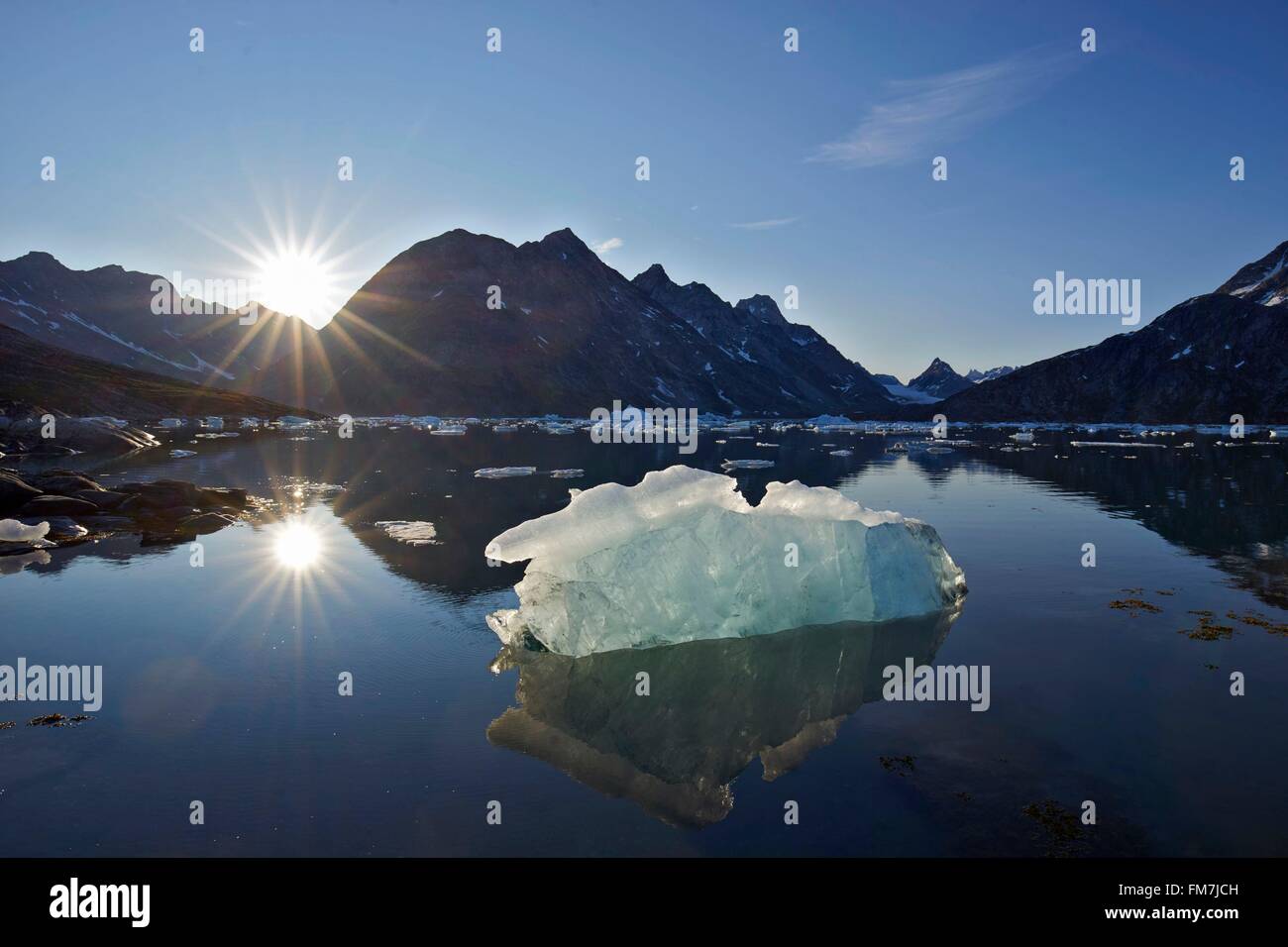 Inuit people melting ice hi-res stock photography and images - Alamy