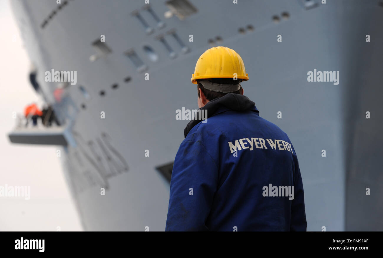 Dockyard workers hi-res stock photography and images - Alamy