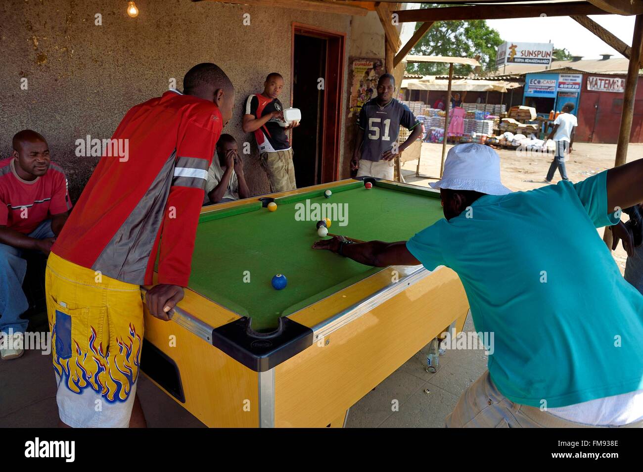 Zimbabwe, Harare, Mbare market, pool players Stock Photo - Alamy