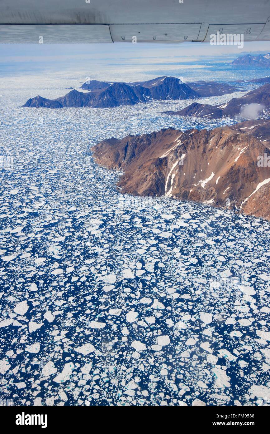 Greenland, Sermersooq, Kulusuk, Inuit village of Kulusuk, the pack ice ...