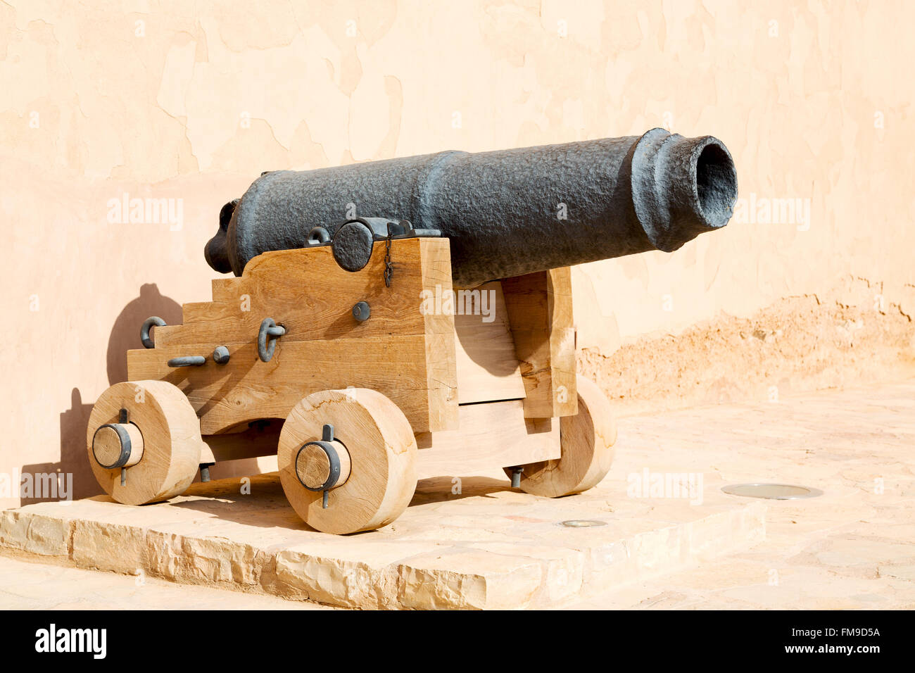 castle and cannon near the wall in oman muscat the old Stock Photo - Alamy