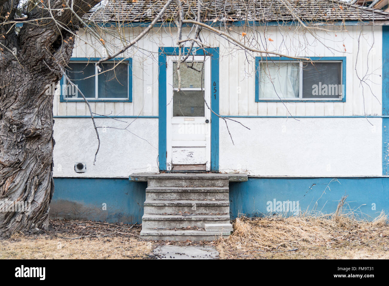 Small run down house hi-res stock photography and images - Alamy